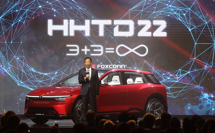 Foxconn은 Model V 픽업 및 Model B 크로스오버와 같은 몇 가지 추가 전기 자동차를 출시했습니다.